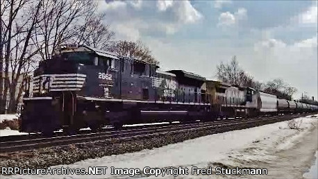 NS 2662 leads an oiler east.